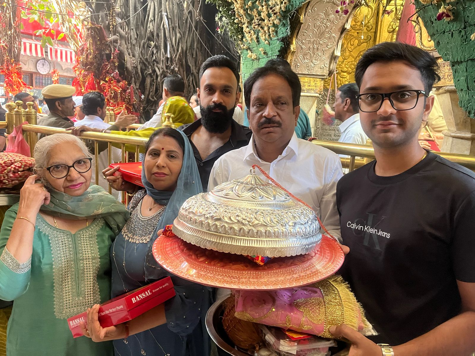 दिल्ली के श्रद्धालु ने मां चिंतपूर्णी को चढ़ाया दो लाख का छत्र ...
